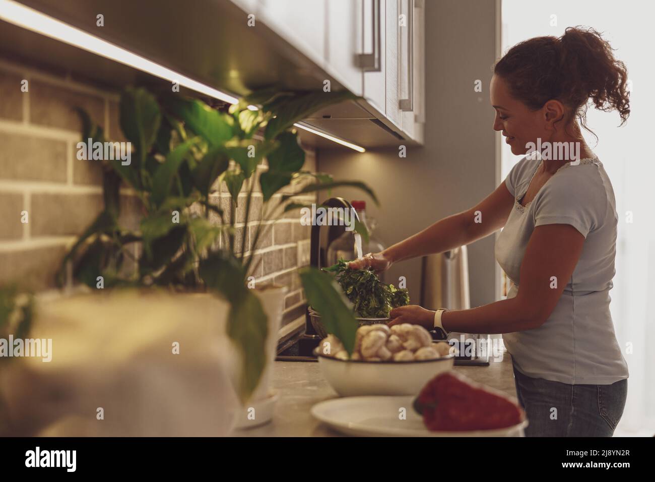 Cut under running water hi-res stock photography and images - Alamy