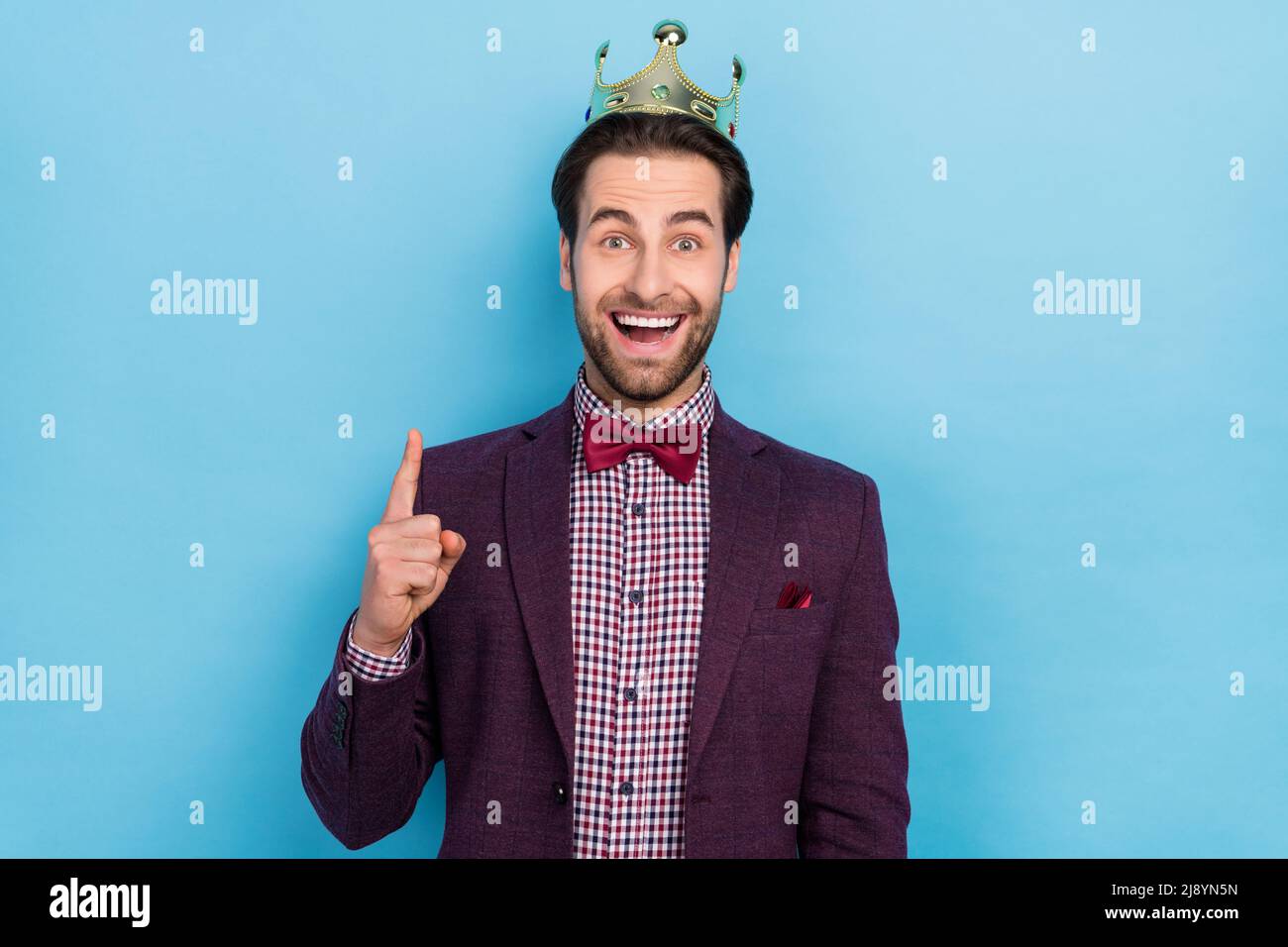 Photo of young excited man royalty have idea brilliant excellent ...