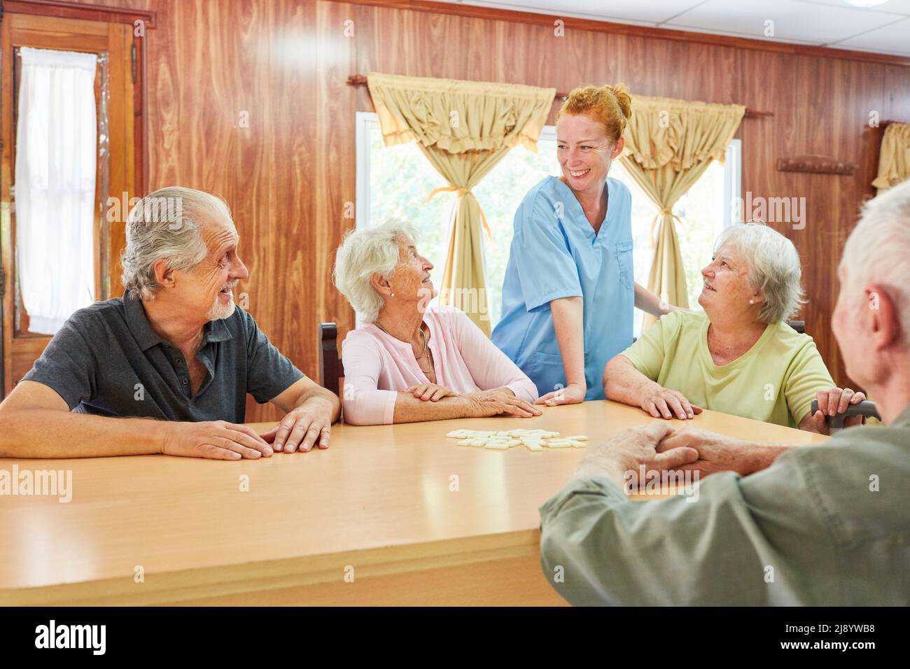 Group of old people table talking hi-res stock photography and images ...