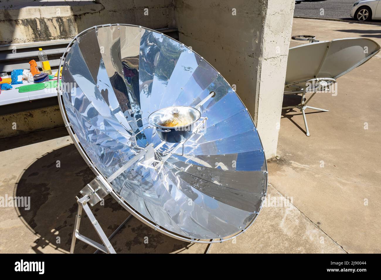 Solar oven hi-res stock photography and images - Alamy