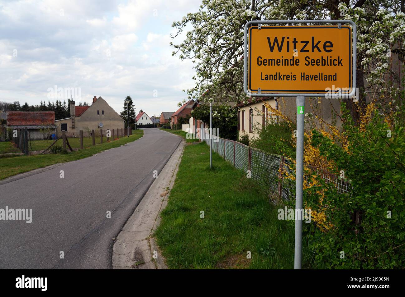 PRODUCTION - 27 April 2022, Brandenburg, Seeblick/Ot Witzke: The ...