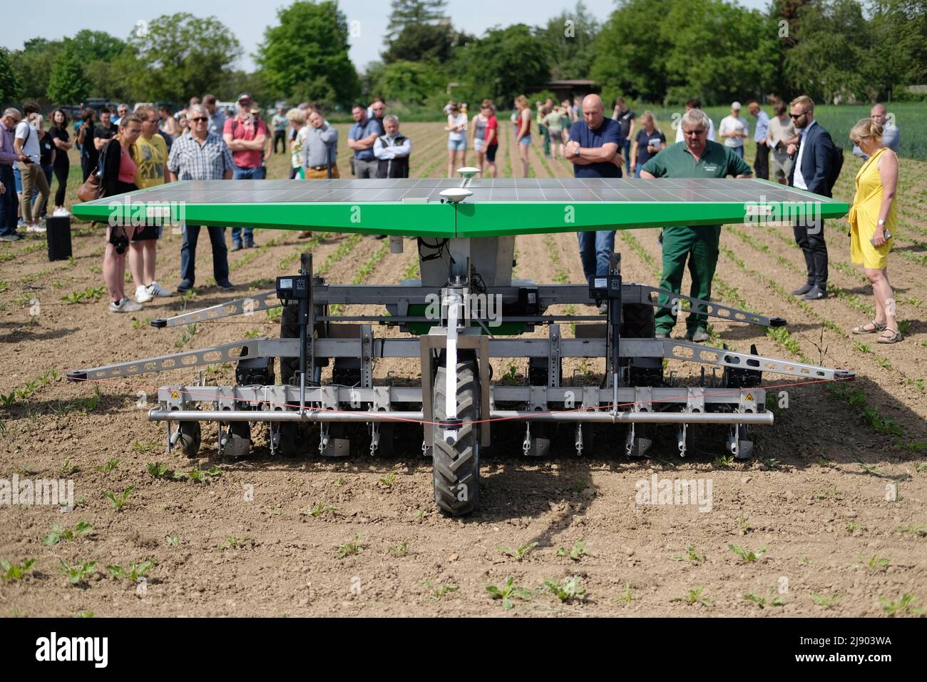 Weed autonomous robot hi-res stock photography and images - Alamy