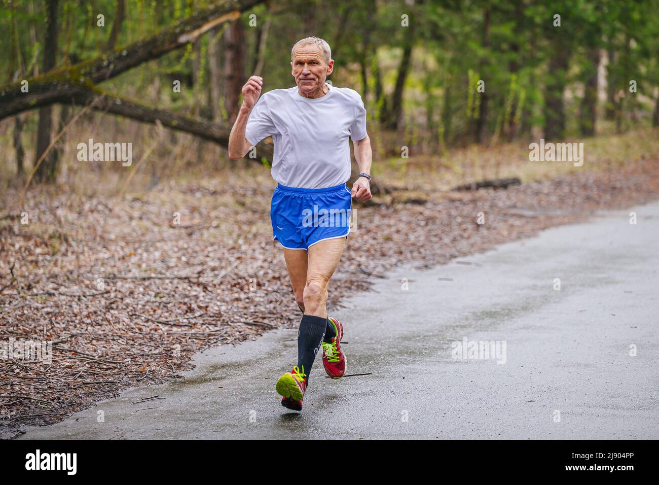 Elderly man running in marathon hi-res stock photography and images - Alamy