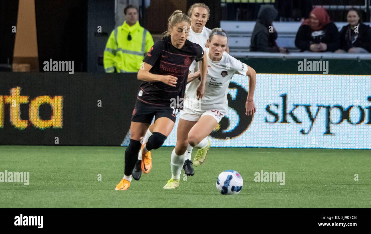 The Thorns' Janine Beckie beats the Sprit's Camryn Biegalski in a ...