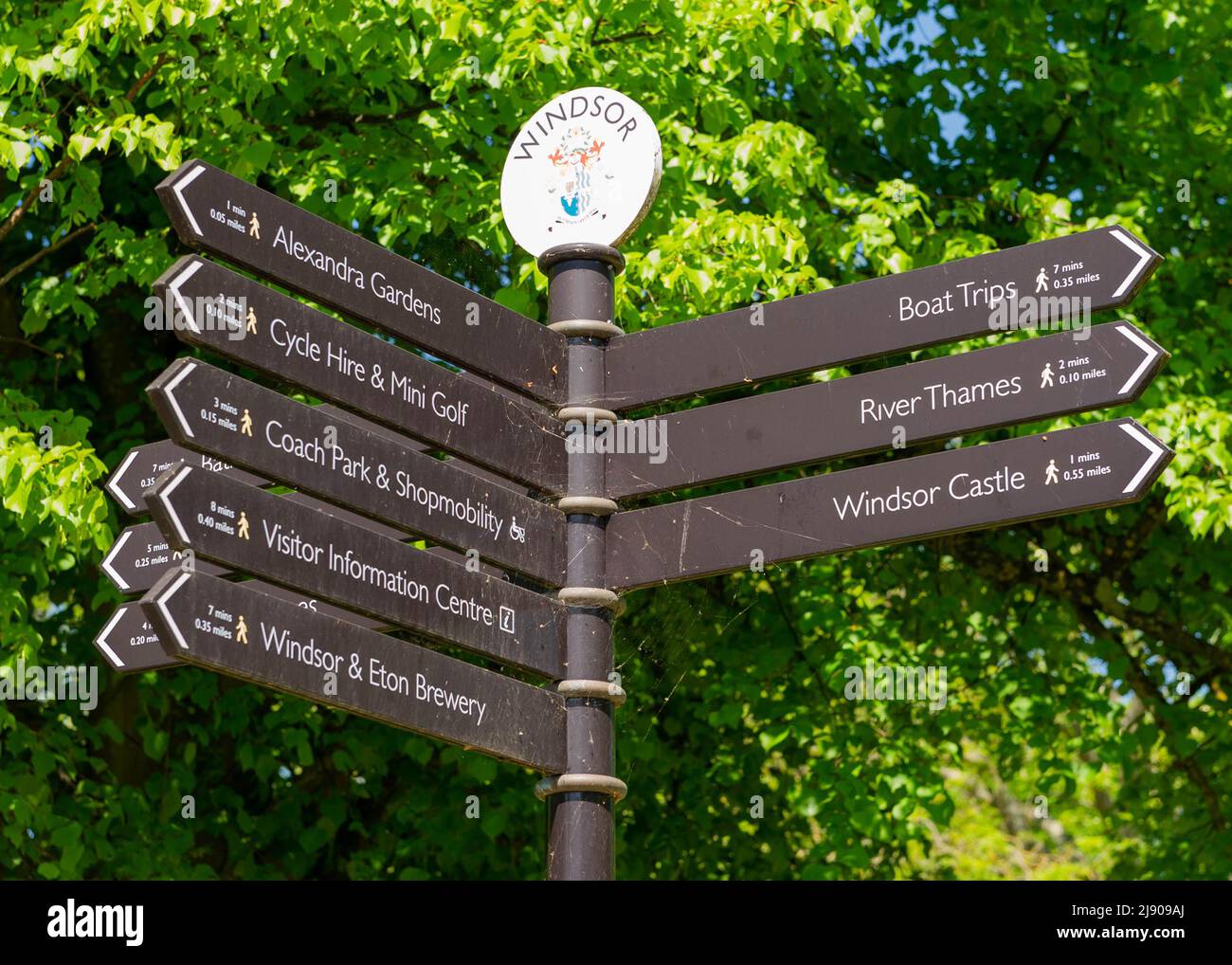 Windsor castle sign hi-res stock photography and images - Alamy