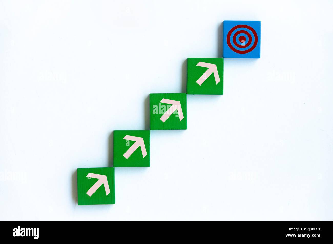 Arrow and target symbols on wooden blocks. Goal setting in business ...