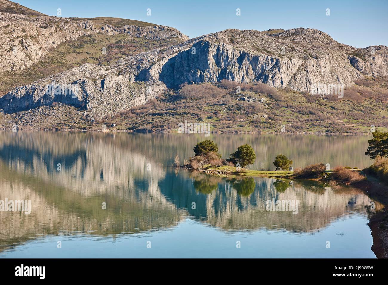 Picturesque reservoir and mountain landscape in Riano. Mirror effect ...