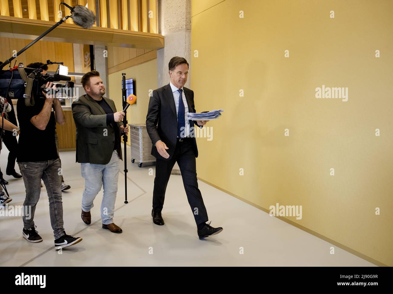 2022-05-19 15:48:24 THE HAGUE - Prime Minister Mark Rutte walks into ...