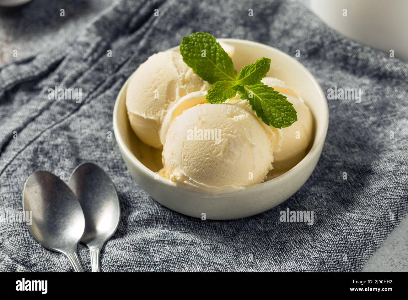 Homemade Frozen Vanilla Ice Cream Ready to Eat Stock Photo - Alamy