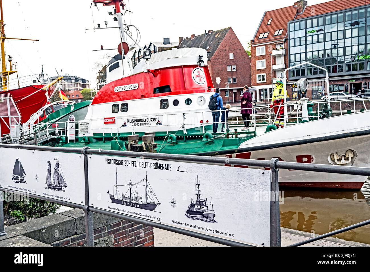 Emden (Ostfriesland, Germany): Hafen mit Rettungskreuzer und ...