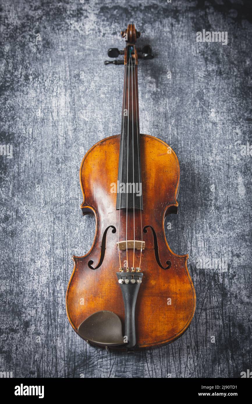 Old antique violin hi-res stock photography and images - Alamy