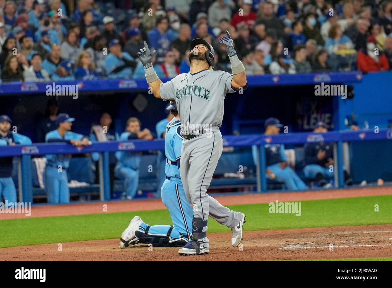 Seattle Mariner infielder Eugenio Suárez (28) rounds the bases and ...