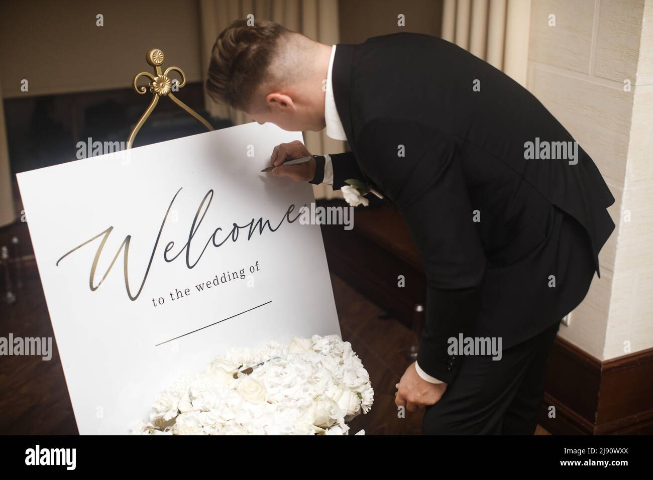 The guest writes wishes to the bride and groom Stock Photo - Alamy The guest writes wishes to the bride and groom Stock Photo - Alamy