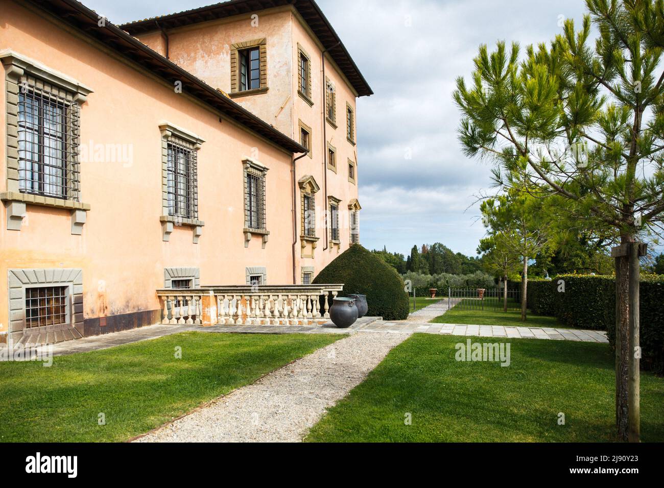 Tuscany italy italian house mansion trees hi-res stock photography and ...