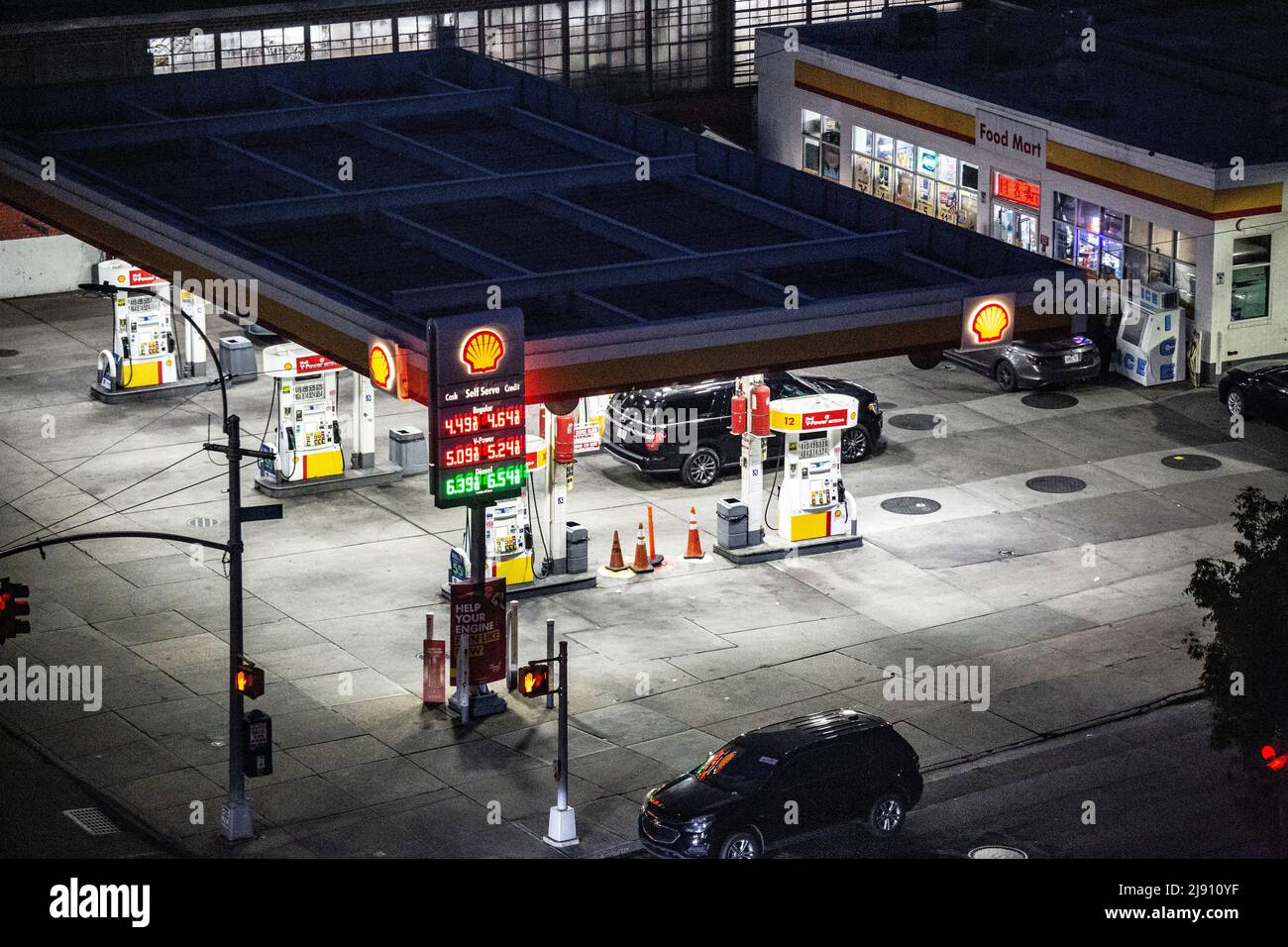 Shell-Tankstelle während der Abendstunden in New York Stock Photo - Alamy