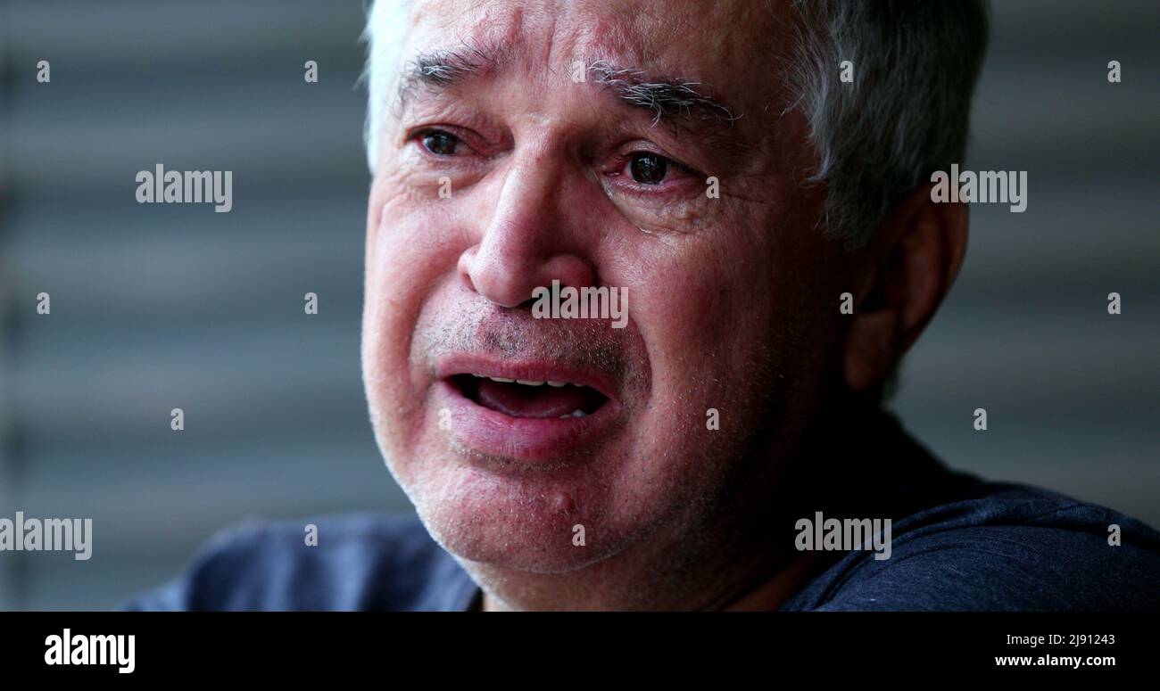Emotional older man crying. Senior person sobbing in despair Stock ...