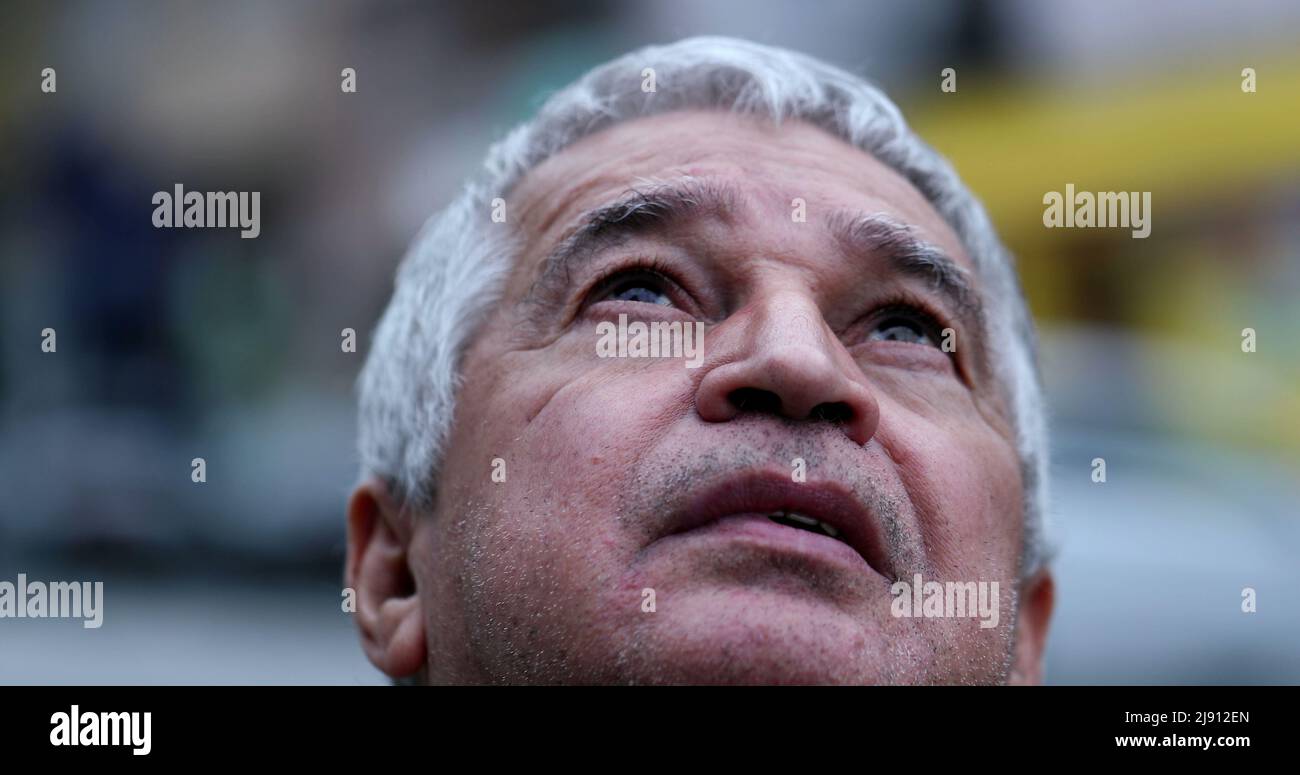 Old man looking up at sky with hope and faith Stock Photo - Alamy