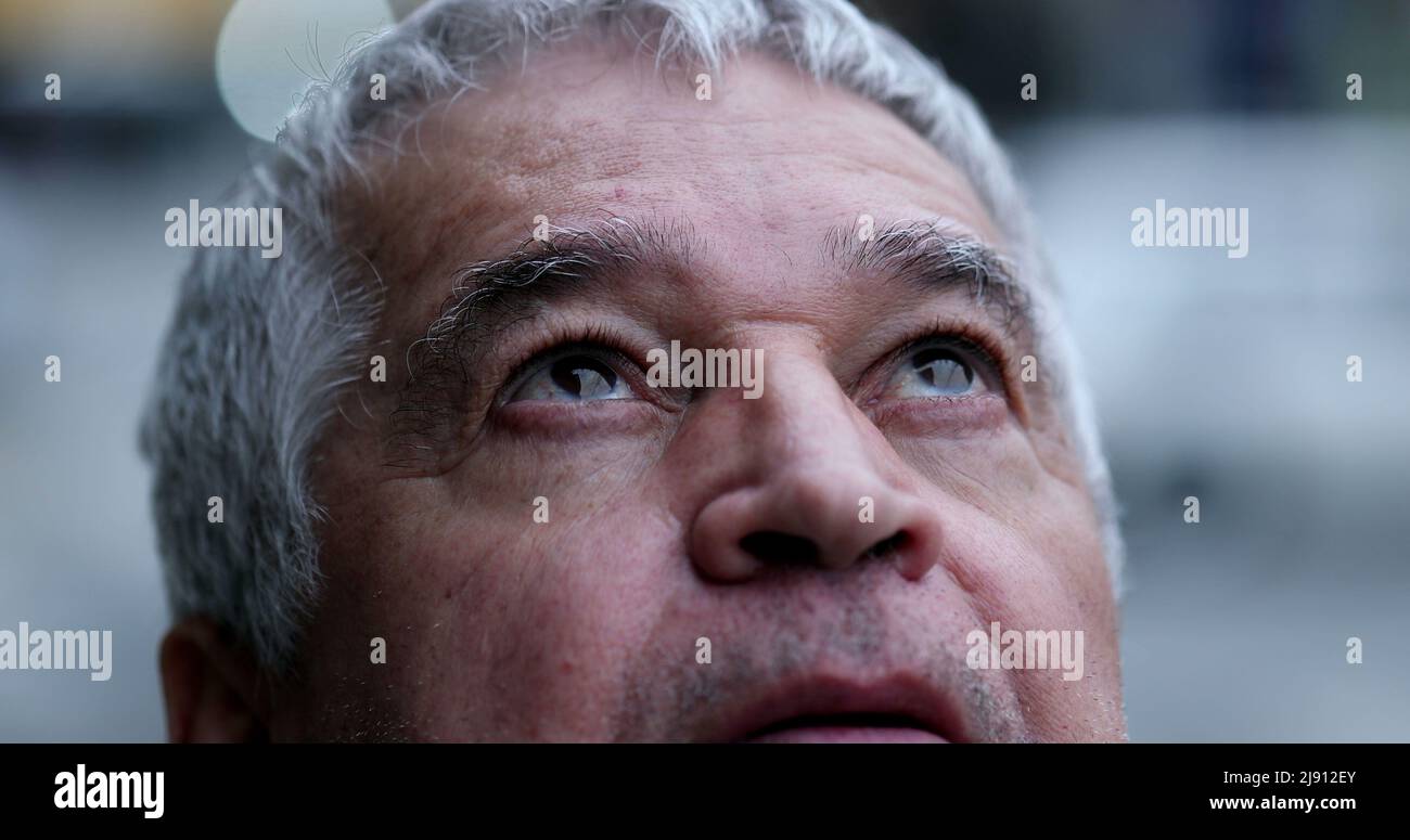 Old man looking up at sky with hope and faith Stock Photo - Alamy