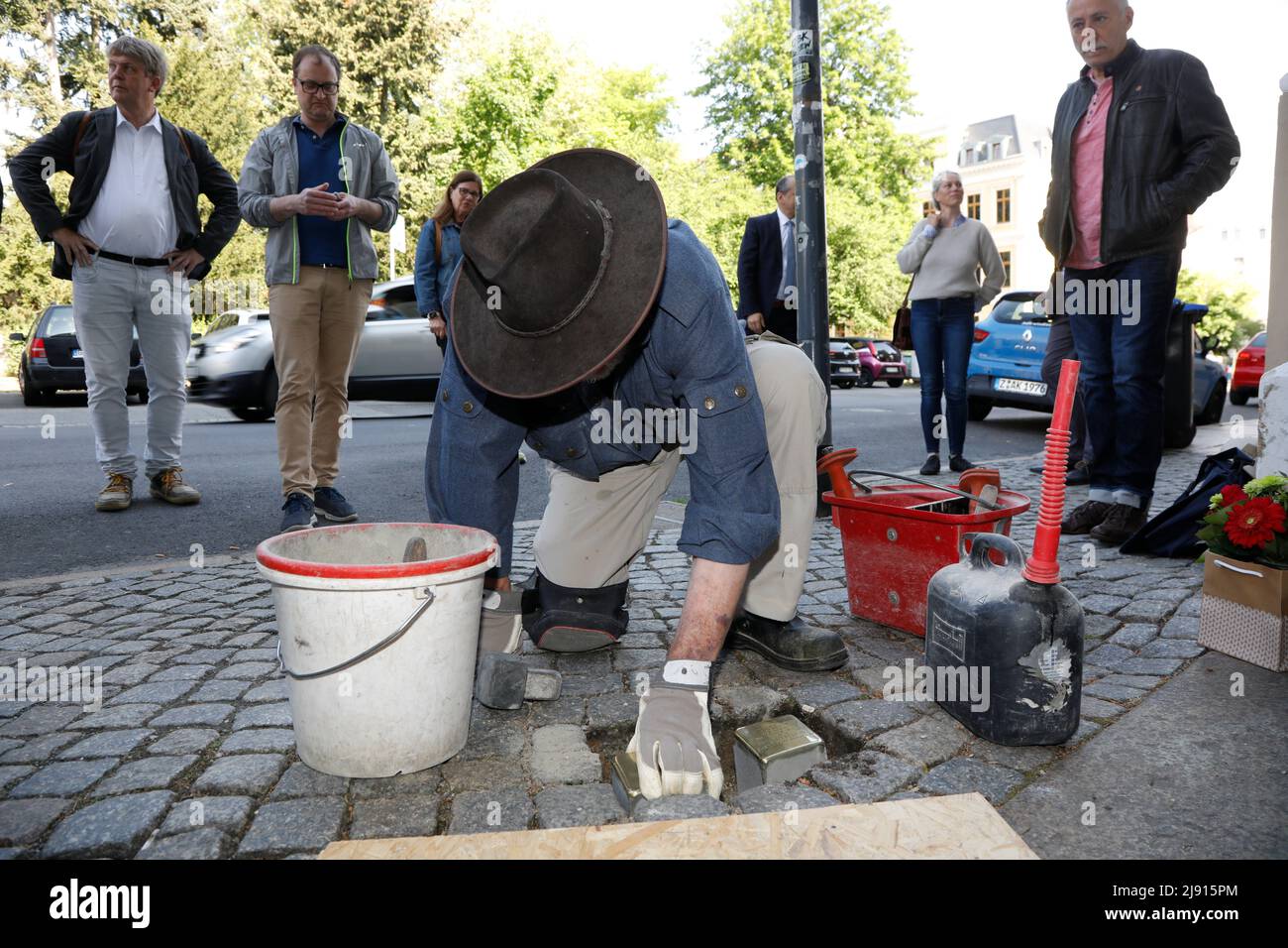 Im Bild:Gunter Demnig. Verlegung der Stolpersteine für Dr. Blau, Albert ...