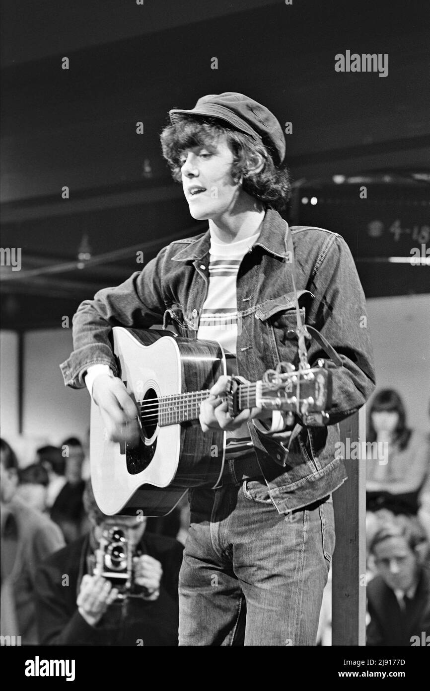 DONOVAN Scottish folk singer on Ready, Steady, Go in March 1965. Photo ...