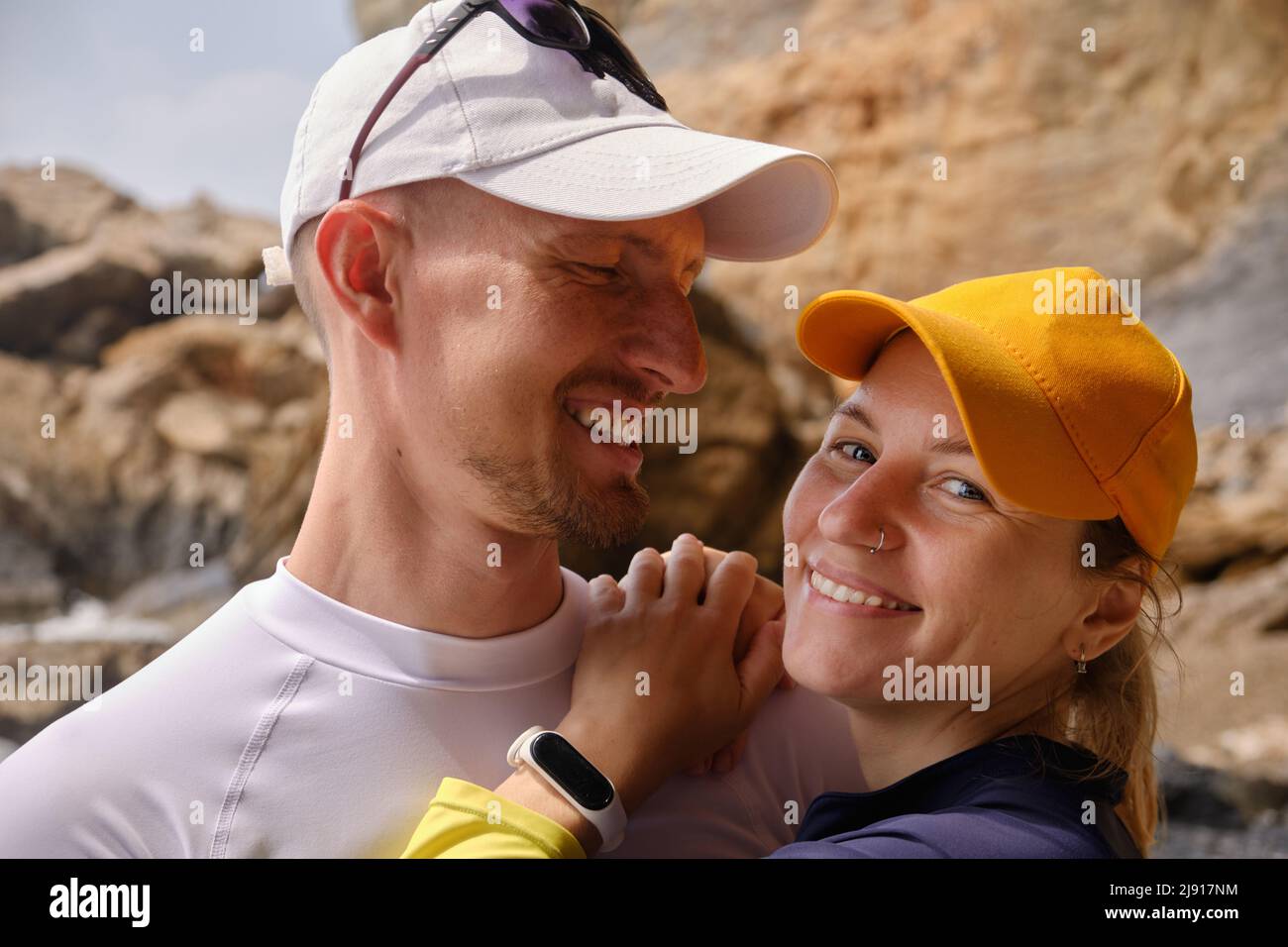 Couple on a beach hugging Stock Photo - Alamy
