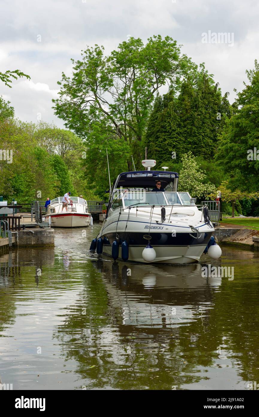 Pleasure Boats passing through Hurley Lock on the River Thames Stock ...