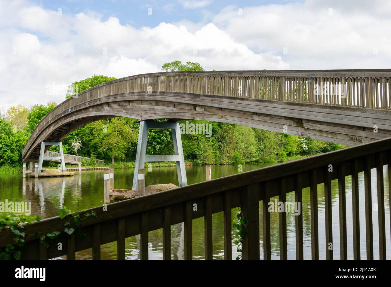 Temple Footbridge crossing the River Thames Stock Photo - Alamy
