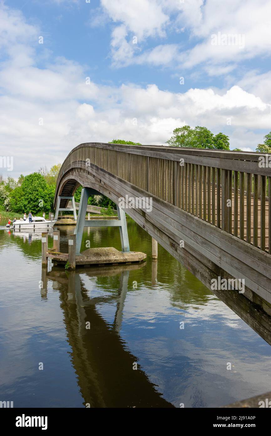 Temple Footbridge crossing the River Thames Stock Photo - Alamy