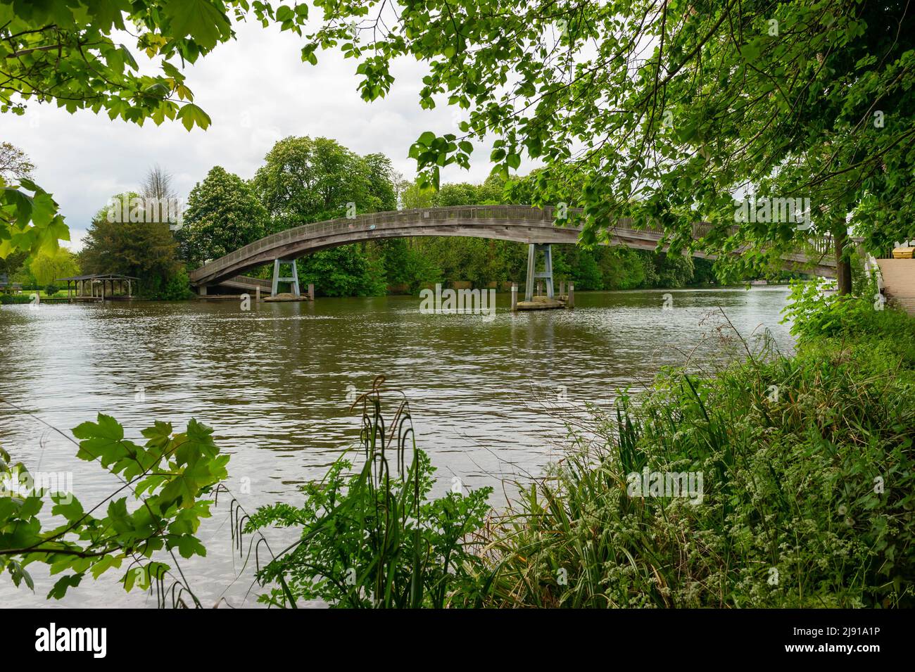 Temple Footbridge crossing the River Thames Stock Photo - Alamy