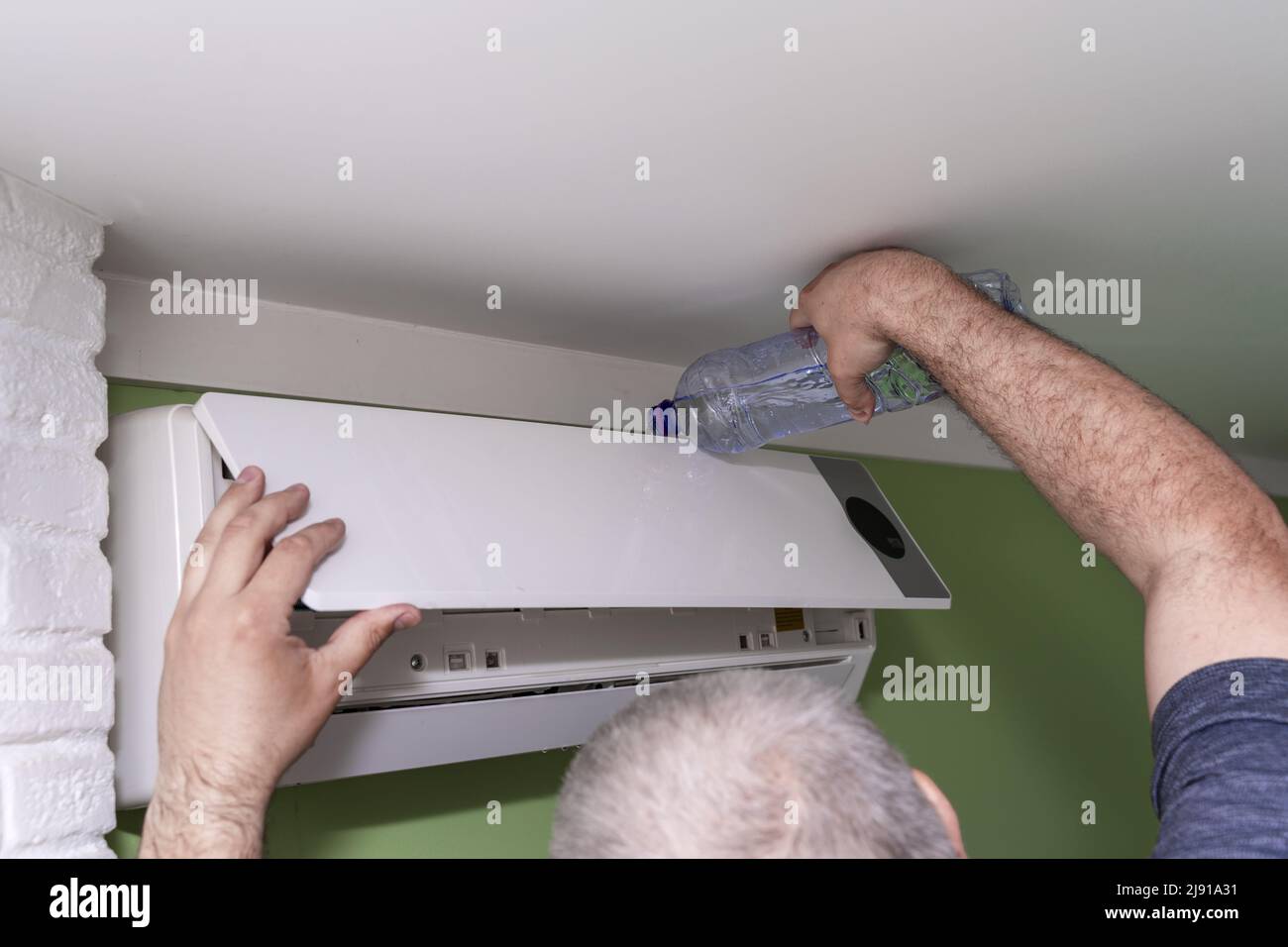 Master cleaning home air conditioner hi-res stock photography and ...