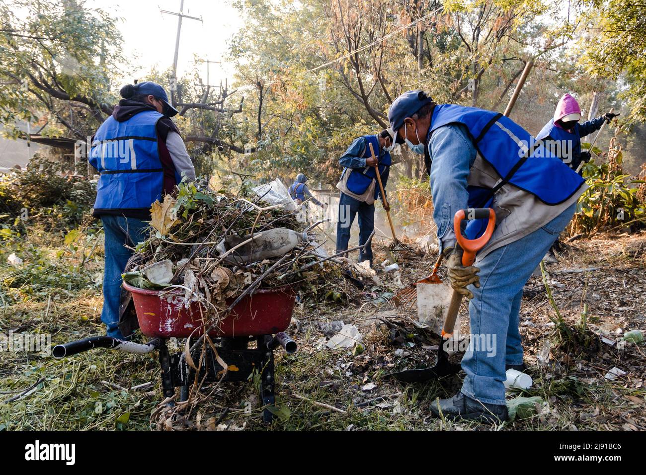 Community clean up kids hi-res stock photography and images - Alamy