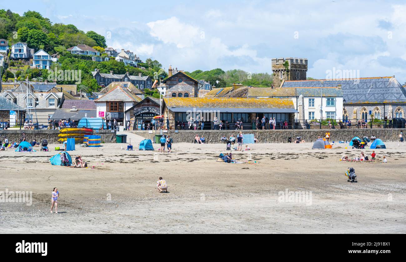 Looe, Cornwall, UK. 19th May, 2022. UK Weather: Glorious sunshine and ...