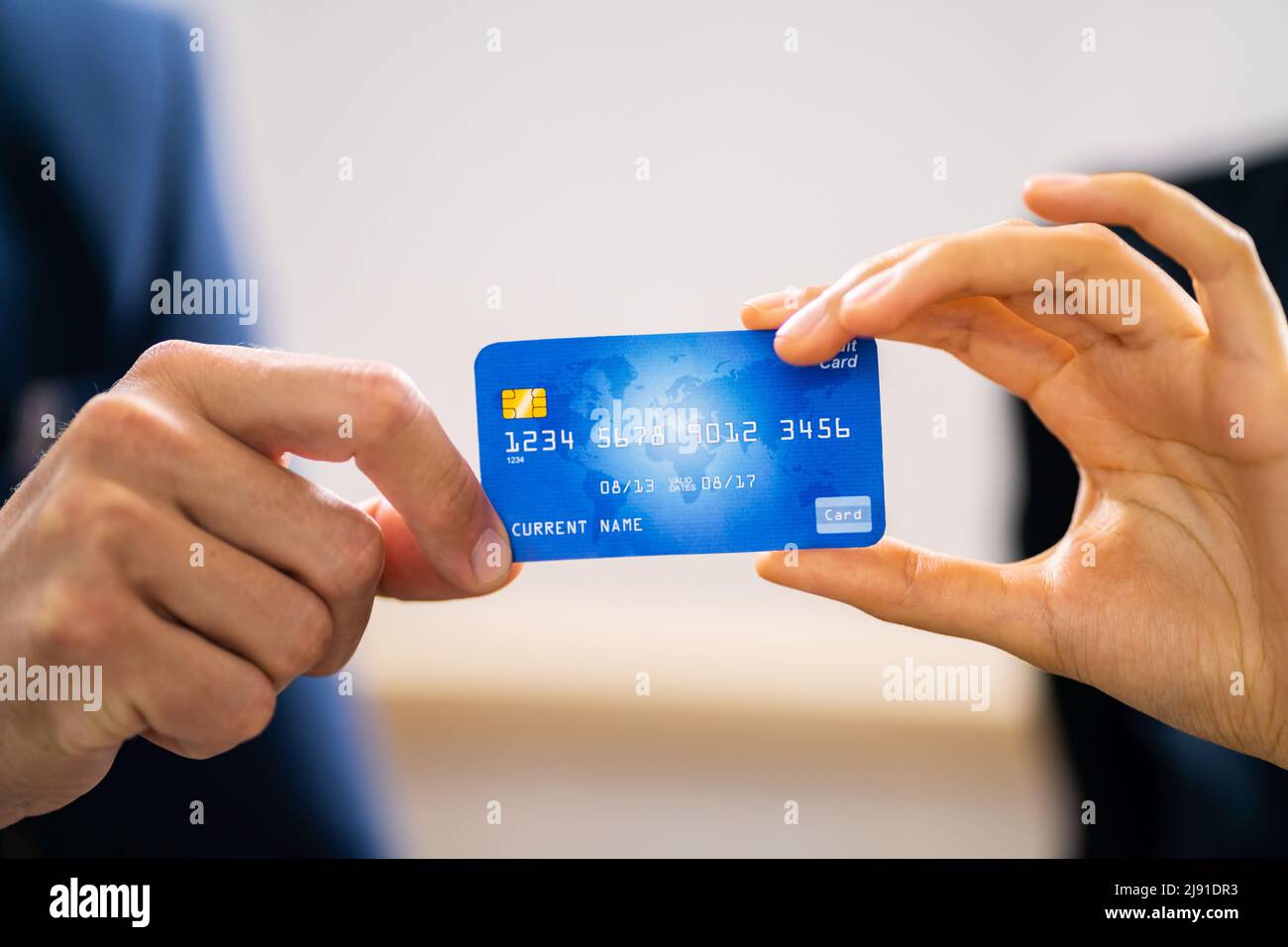 Hands holding credit card hi-res stock photography and images - Alamy