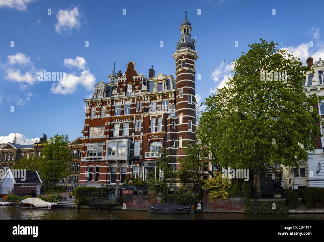 Red brick house in Amsterdam Stock Photo - Alamy