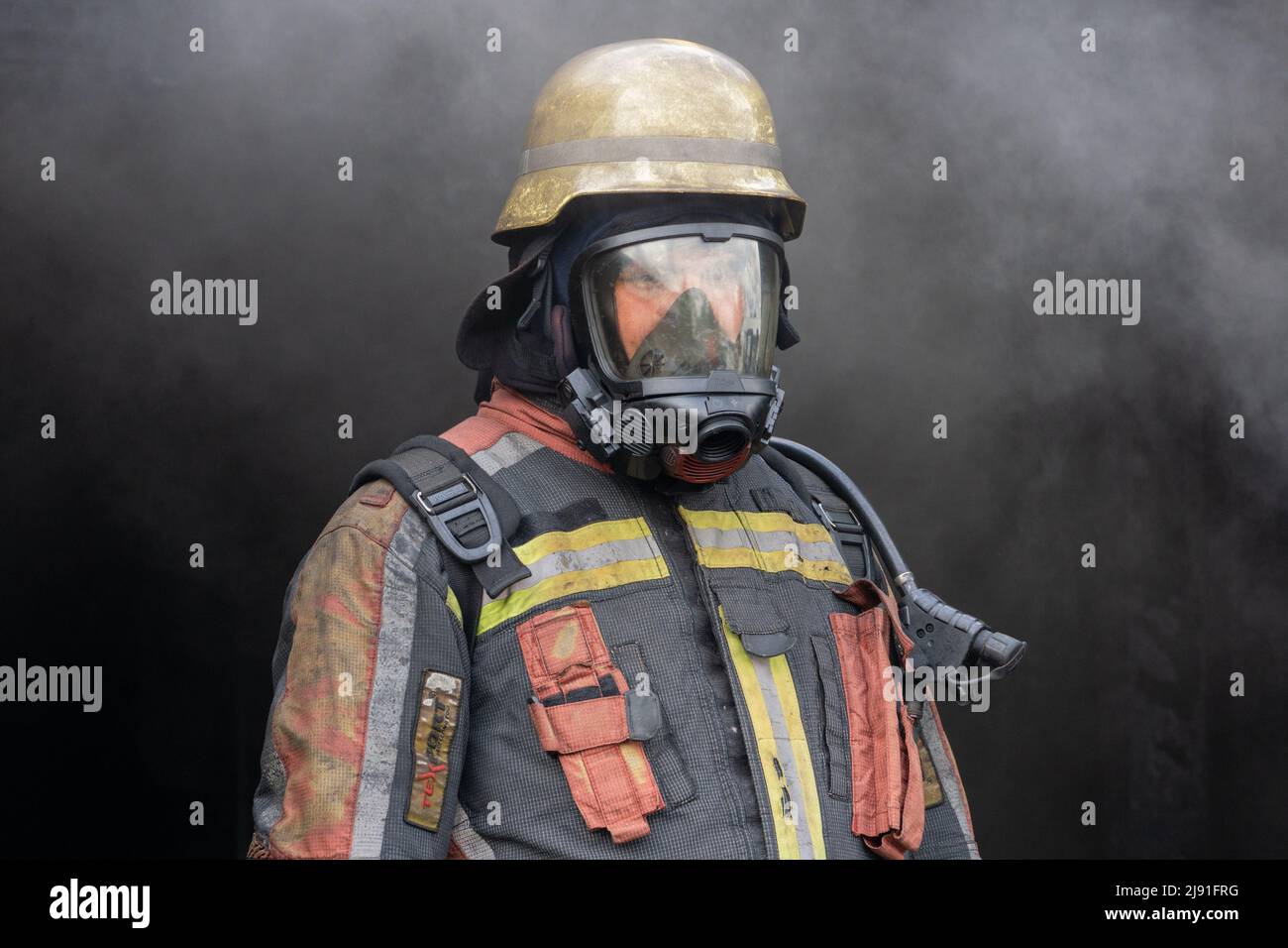 Feuerwehrmann held hi-res stock photography and images - Alamy