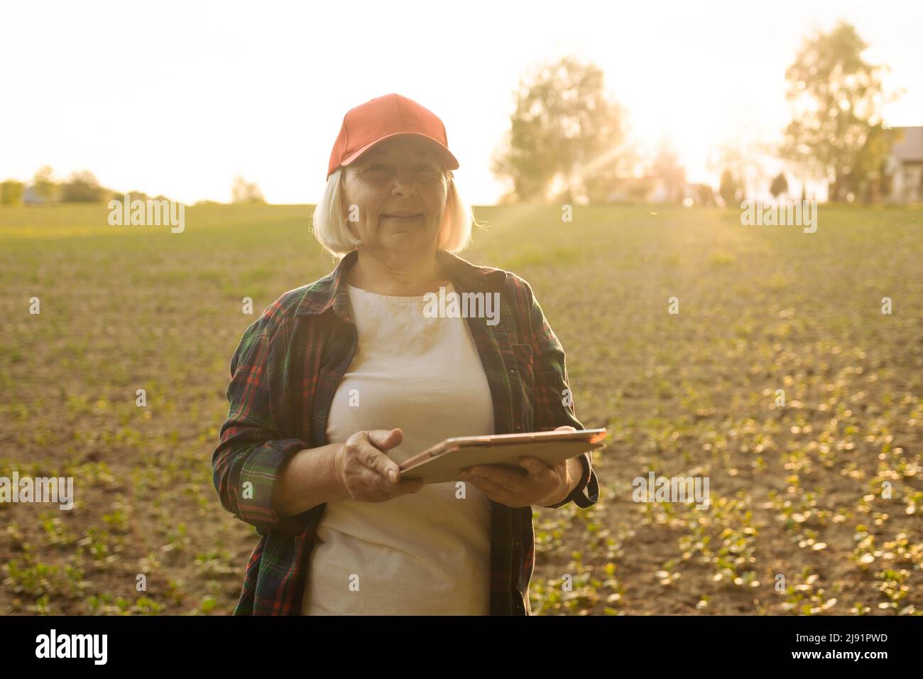 Farmer digital tablet works field hi-res stock photography and images - Alamy