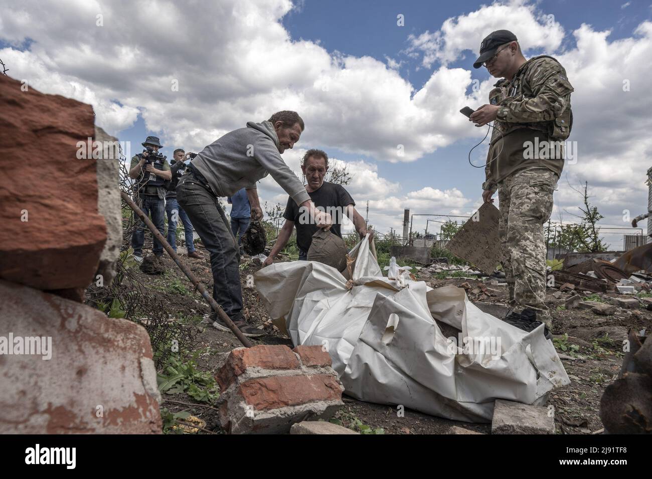 Malaya Rohan, Ukraine. 19th May, 2022. A Ukrainian soldier with he help ...
