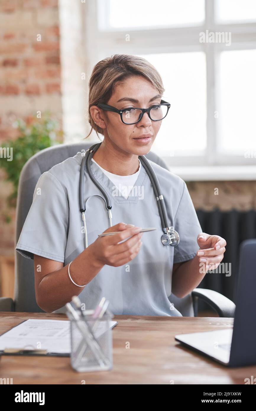 Medium shot medical doctor in hi-res stock photography and images - Alamy