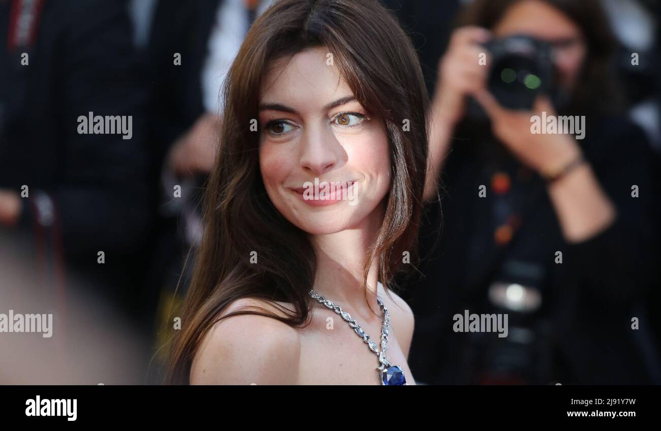 Cannes, France. 19th May, 2022. Anne Hathaway arriving on the red ...