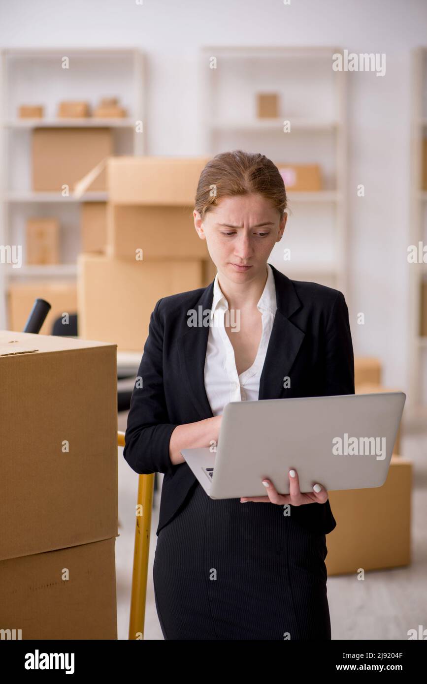 Female professional mover doing home relocation Stock Photo - Alamy