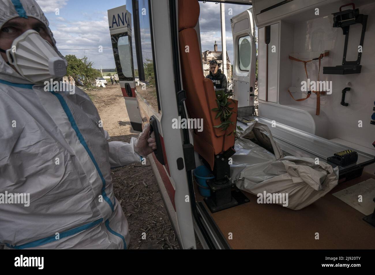 Malaya Rohan, Ukraine. 19th May, 2022. The body of a dead Russian ...