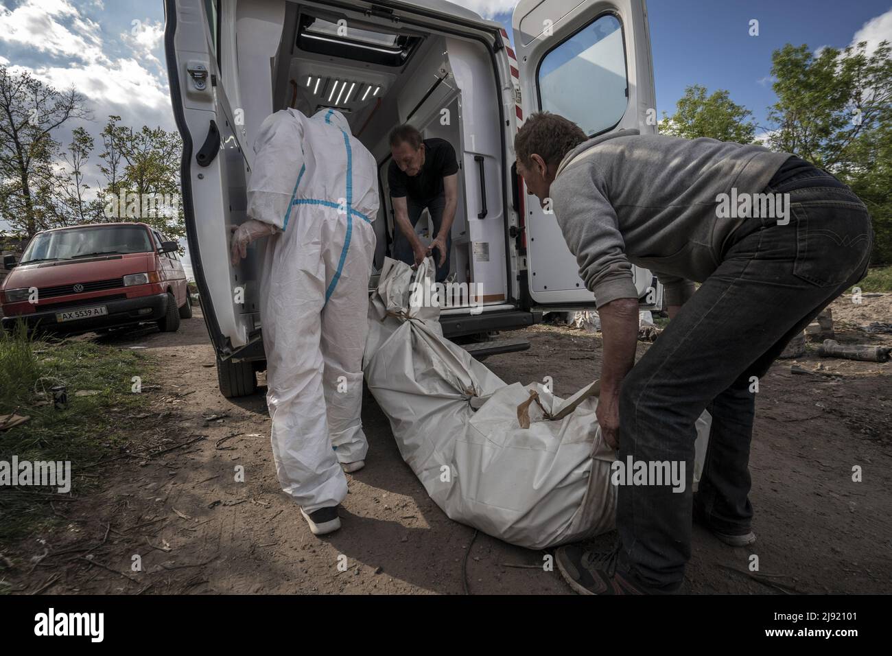 Malaya Rohan, Ukraine. 19th May, 2022. The body of a dead Russian ...