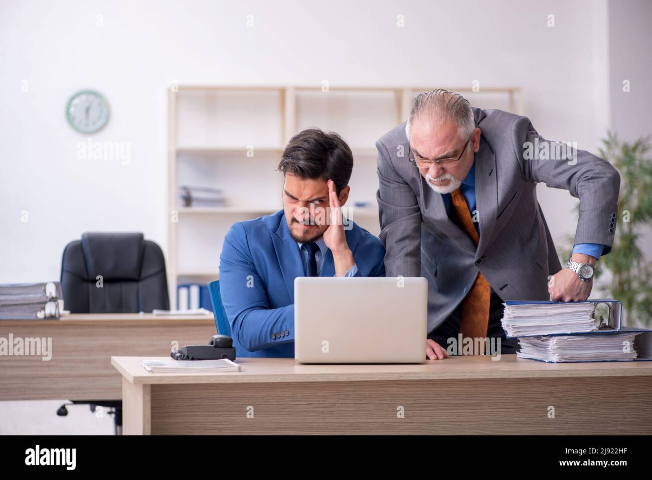 Two colleagues working at workplace Stock Photo - Alamy