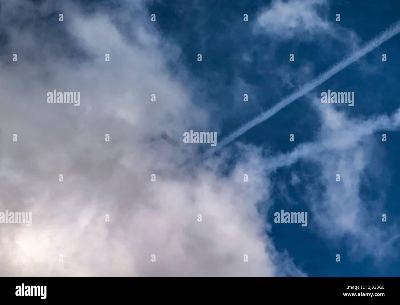 Vapor trails hi-res stock photography and images - Alamy