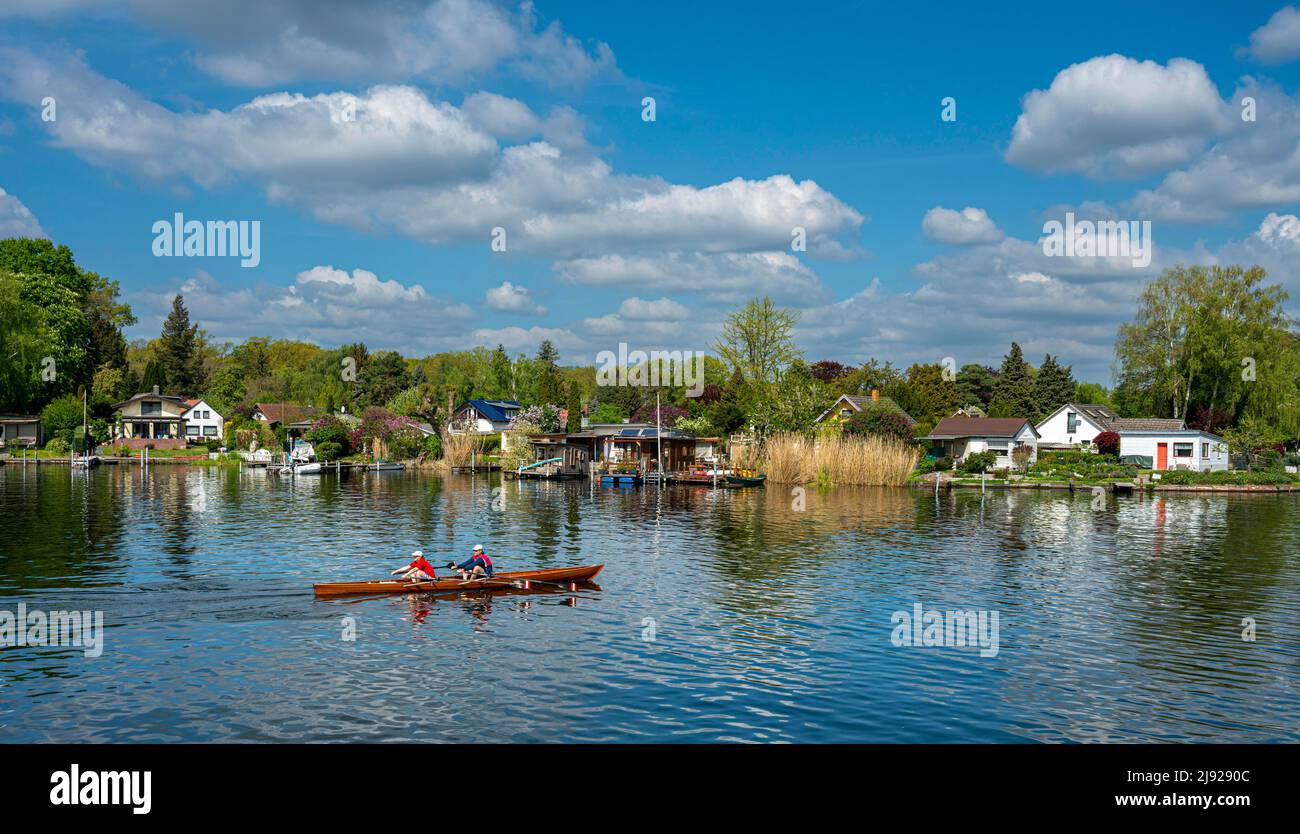 Small boat docks, recreationists and houses on the Havel between Berlin ...
