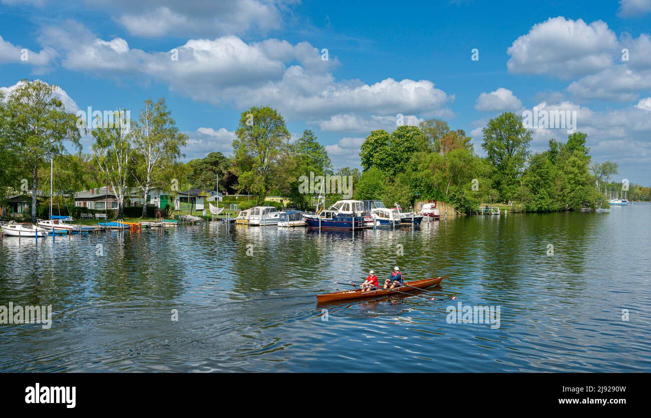 Small boat docks, recreationists and houses on the Havel between Berlin ...