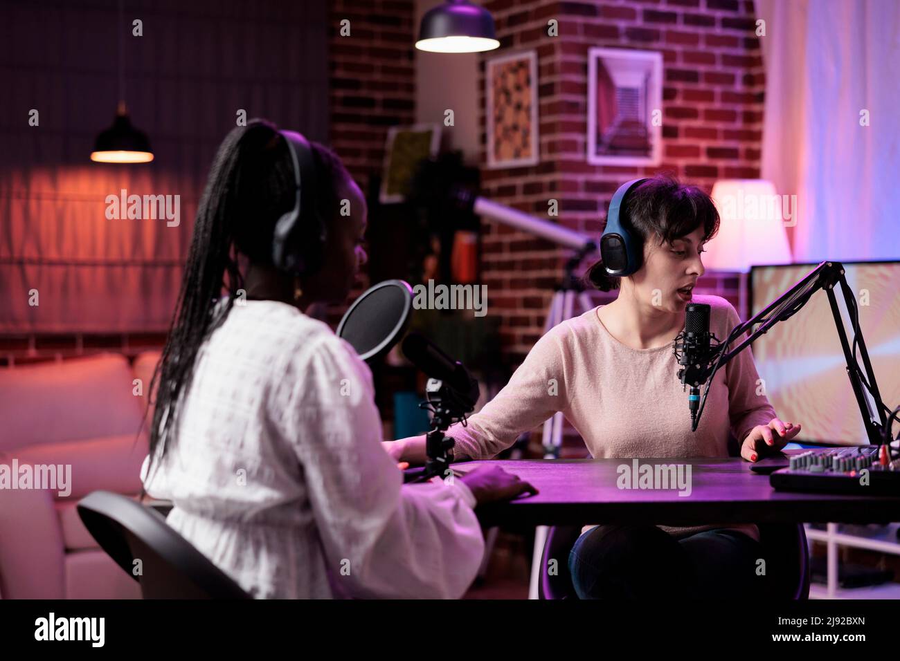 Women in podcasting hi-res stock photography and images - Alamy