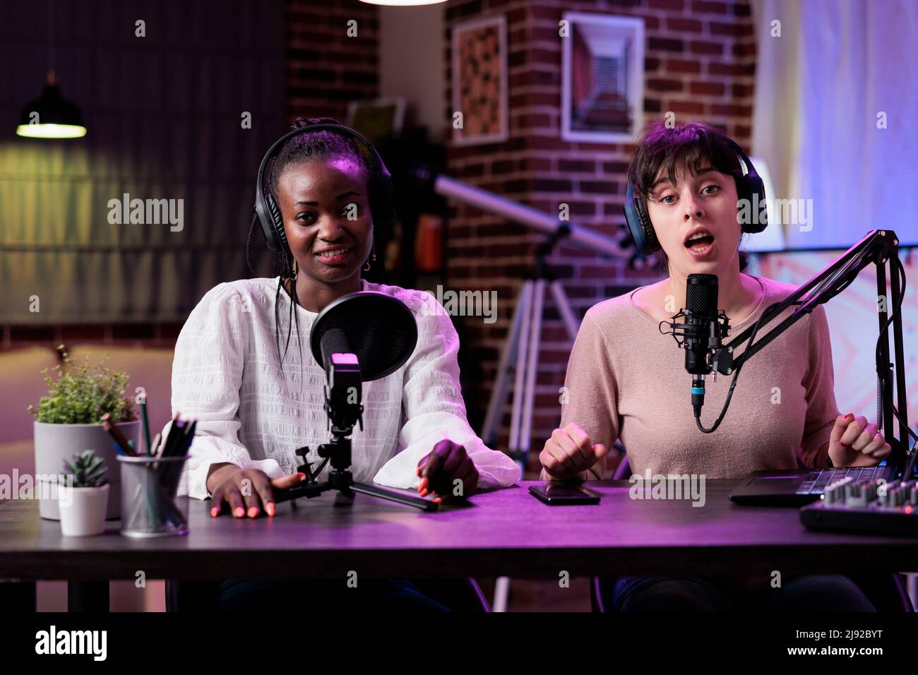 Women in podcasting hi-res stock photography and images - Alamy
