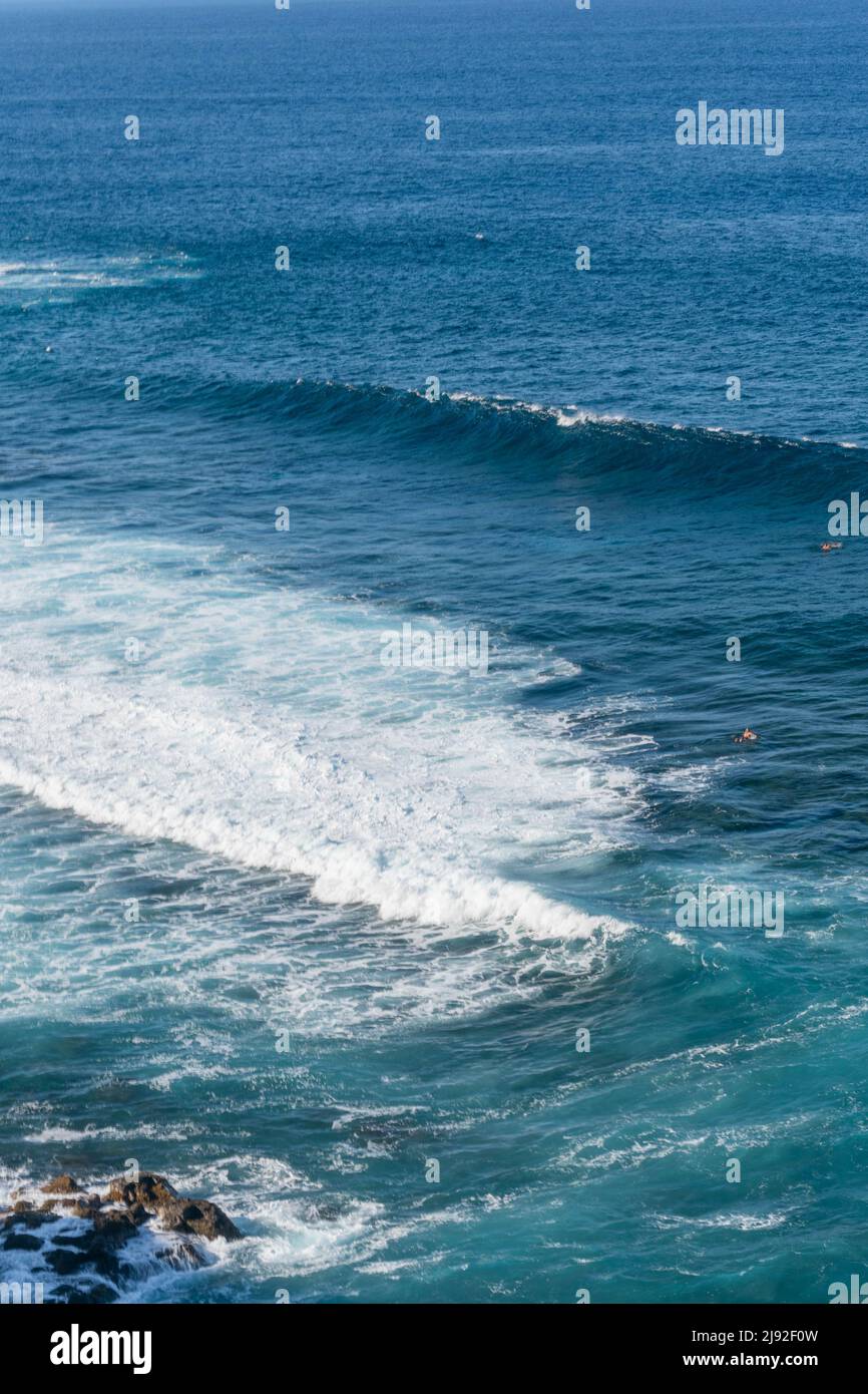 Crashing breaking scenic water atlantic hi-res stock photography and ...