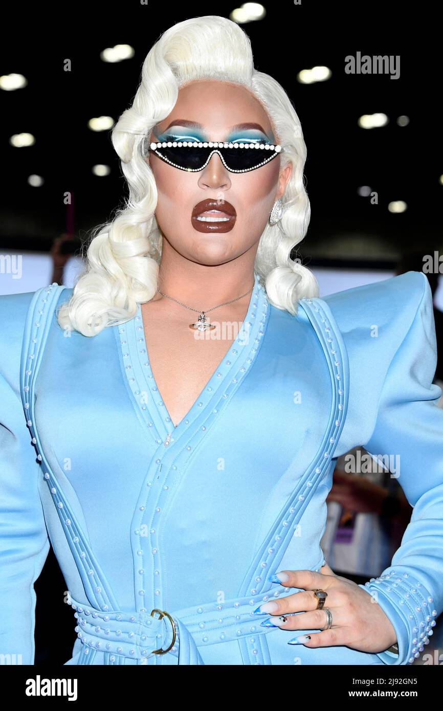 Rupaul poses hi-res stock photography and images - Alamy